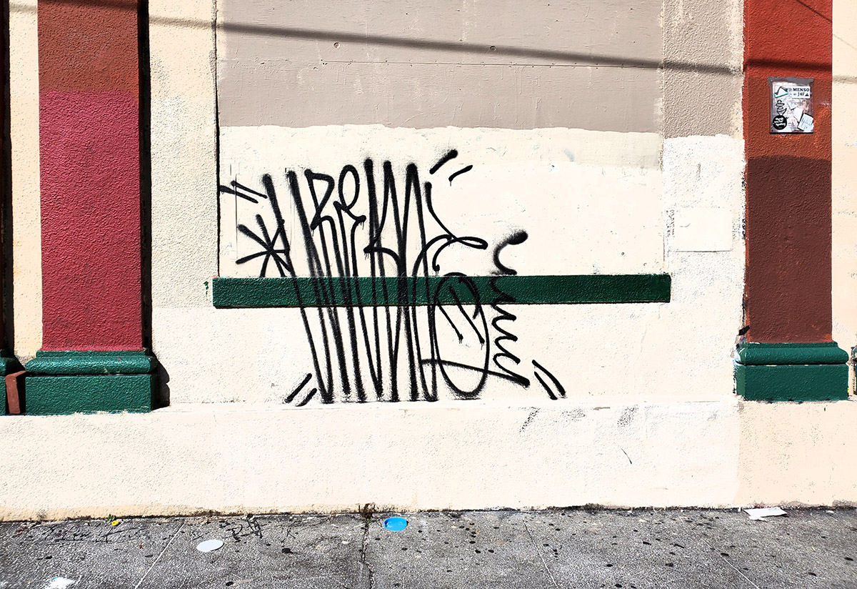 Vertical graffiti - Mission Local