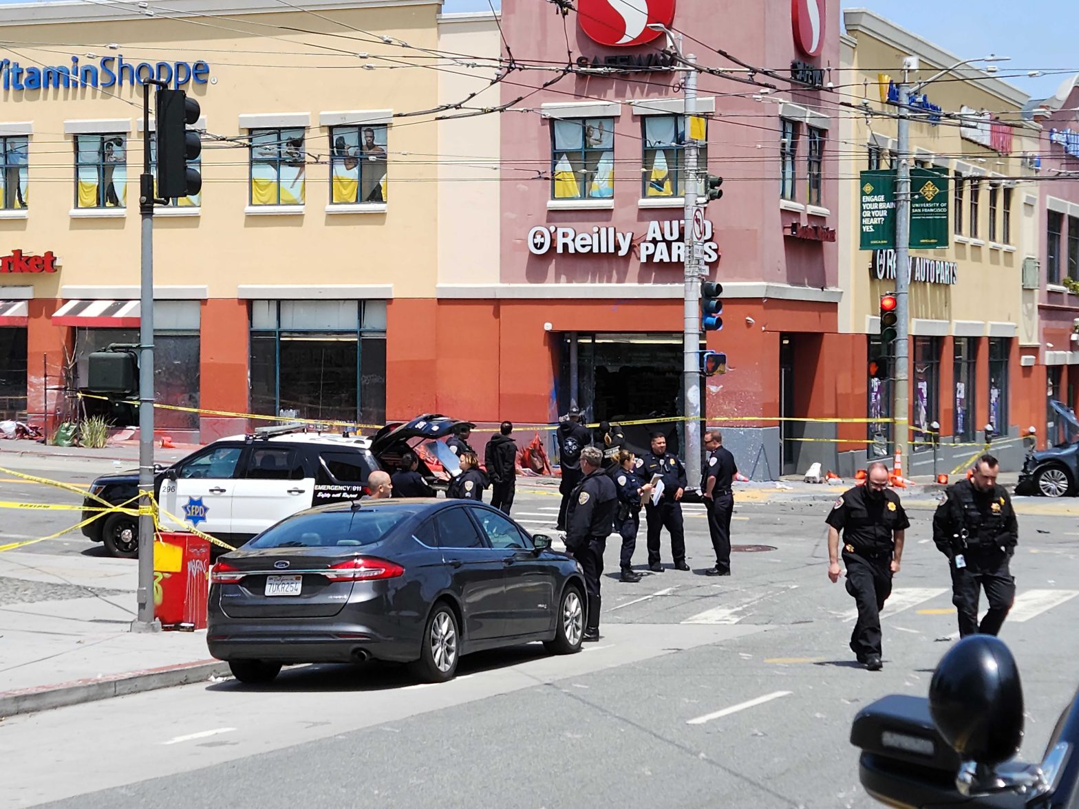 One killed, four injured in crash after SFPD chase carjacker